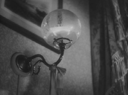 De jolies flammes papillon dans le film Gaslight – L'Étincelle